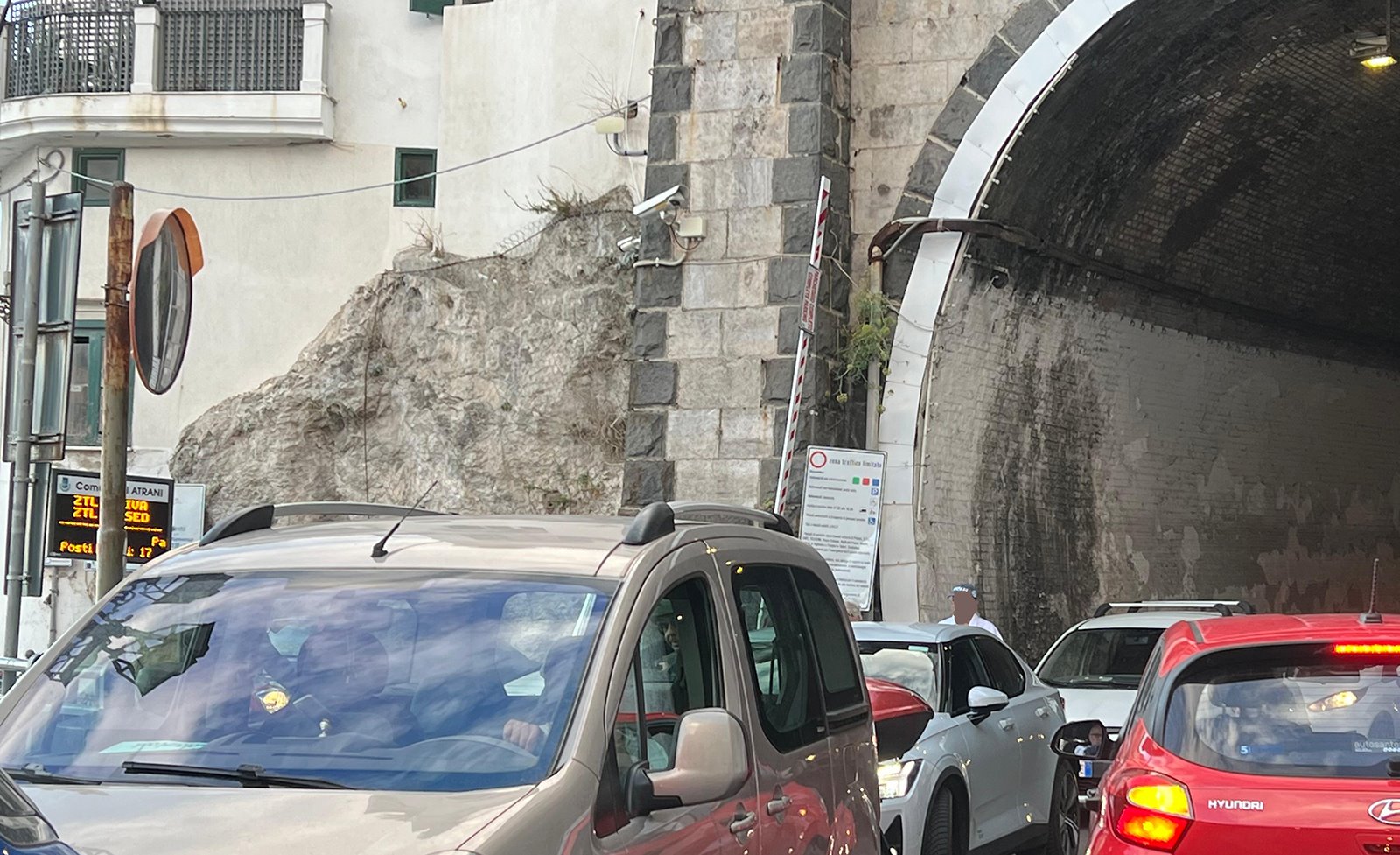Il Vescovado - Atrani, incidente tra auto e bici sulla Statale ... Il Vescovado - Atrani, incidente tra auto e bici sulla Statale ...