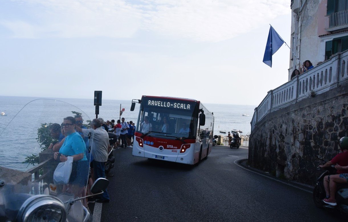 Il Vescovado - Chi da Amalfi prende il bus per Ravello non può chiedere ... Il Vescovado - Chi da Amalfi prende il bus per Ravello non può chiedere ...