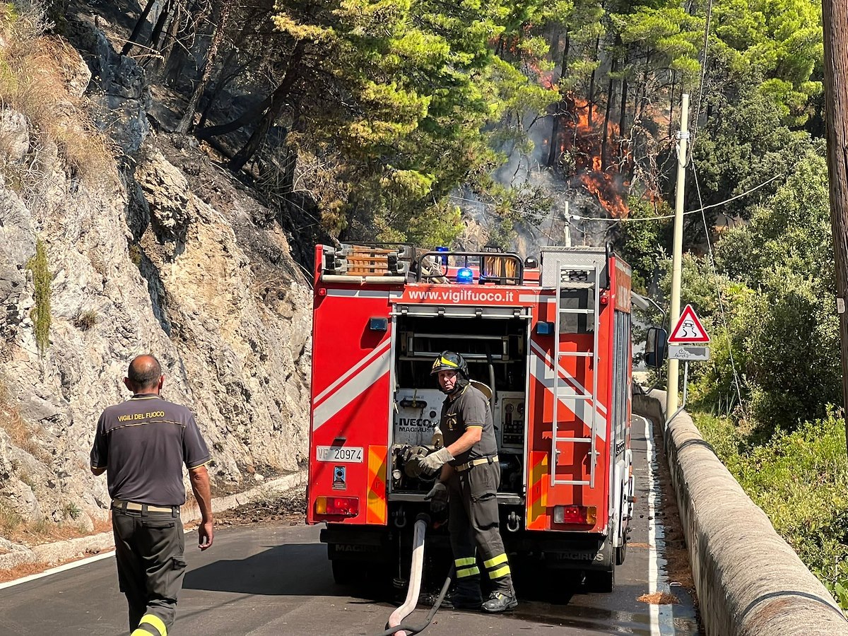 Il Vescovado - Costa d'Amalfi nella morsa dei piromani: nuovo incendio ... Il Vescovado - Costa d'Amalfi nella morsa dei piromani: nuovo incendio ...